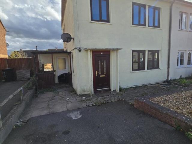 Welford Avenue, Irthlingborough. 3 bed semi detached house to rent £1,275 pcm £294 pw