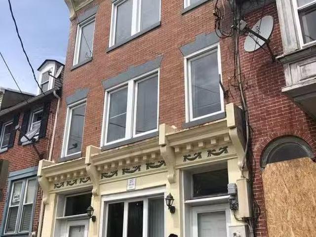 Well maintained 1BR/1BA for only 695.00! 217 W 6th St #A