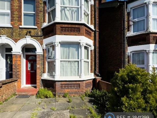 Well Maintained House To Let. 3 bed end of terrace house to rent £1,950 pcm £450 pw