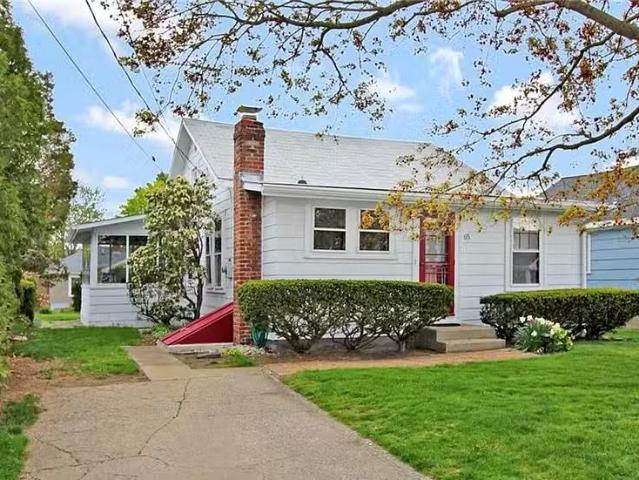 Well maintained, nicely updated 2 Bedroom Cottage with quiet s.