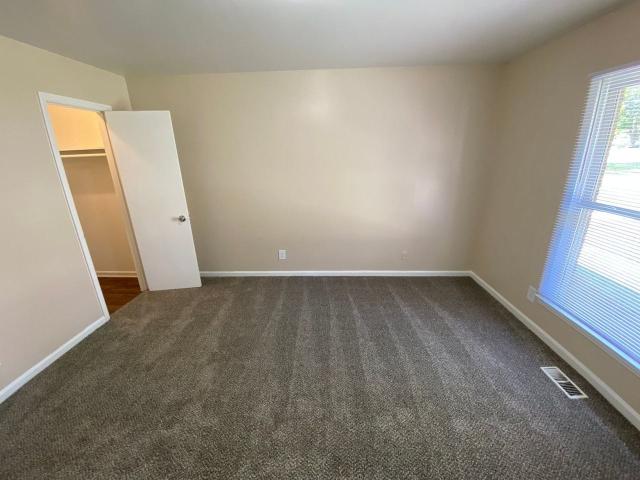 Well Appointed Apartments in a Vibrant East Charlotte Neighborhood with Renovated Units Available 1 Bedroom Apartment for Rent at 1951 Milton Rd, Charlotte, NC 28215 Oak Forest