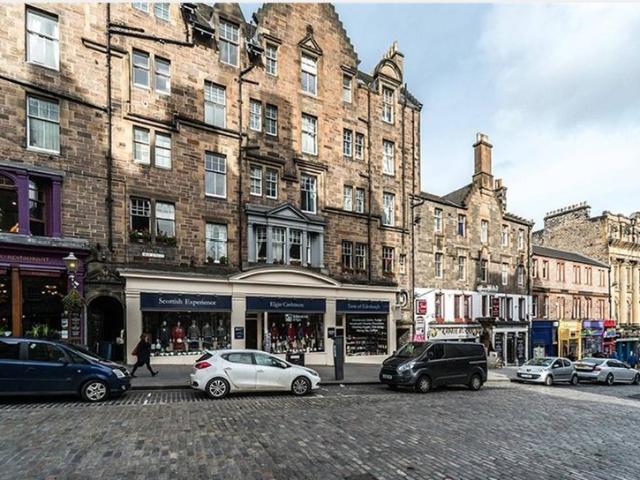Well appointed recently redecorated one bedroom fully furnished flat in a fabulous position overlooking the famous Royal Mile. Presented to the market fully furnished and benefitting from fantastic views