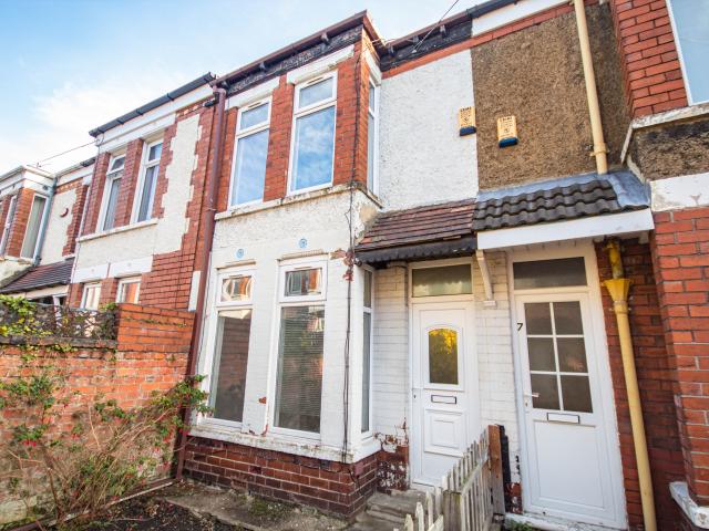 Well decorated two bed end of terrace house close to Hull University and Newland Avenue