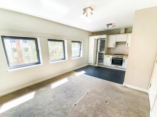 Well Farm Heights, Godstone Road, 1 Bedroom Flat