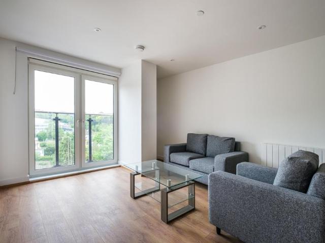 Well Farm Road Whyteleafe CR3 2 bed apartment to rent £1,710 pcm £395 pw