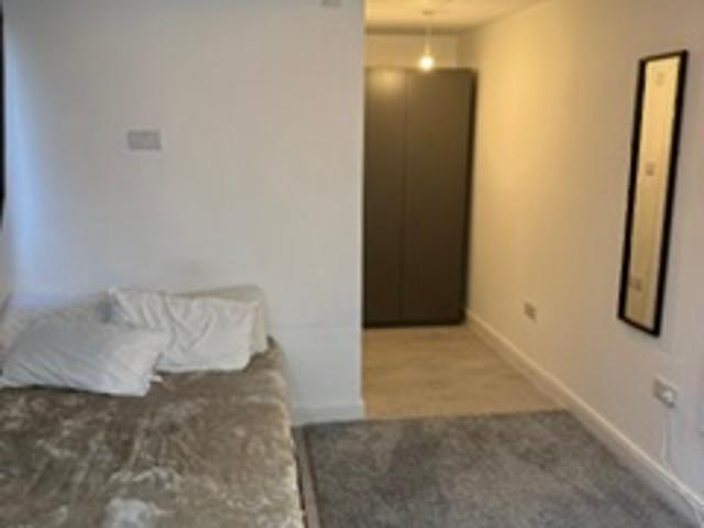 Well finished Studio Flat Suitable for a single / couple