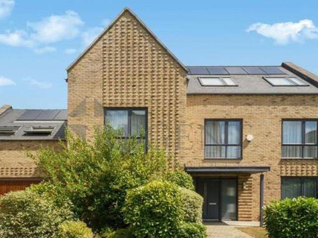 Well Grove, London, 5 Bedroom Detached