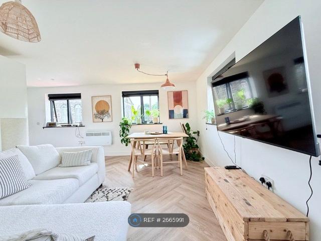 Well Lane, Leeds LS7, 2 bed flat to rent, £1,350 pcm | PrimeLocation