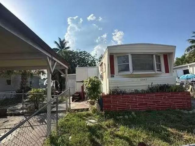 Well located 2/1 Mobile Home in West Boca Raton 10543 Marina.