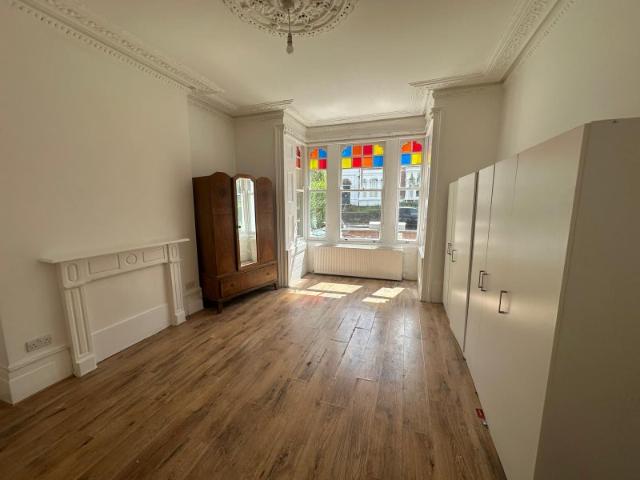 Well located 2 bed flat situated in London N8