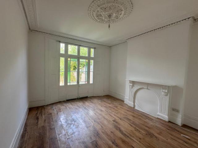 Well located 2 bed flat situated in London N8