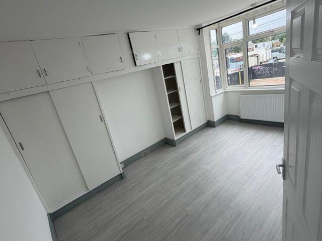 Well presented 4 bedroom, 2 Bathroom House Sw192NY