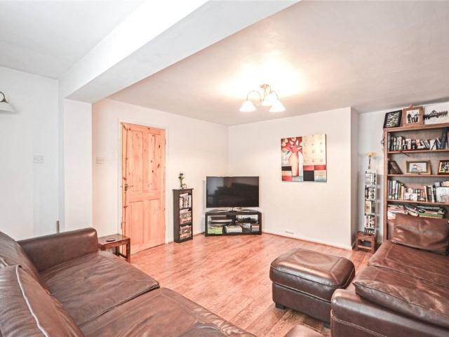 Well presented 4 Bedroom house to rent within 1 mile from Cambridge city centre. The property is situated on a quiet residential street just behind Gilbert Road with no through traffic. Garage & Driveway Parking. GCH. Unfurnished. Not suitable for Sharers