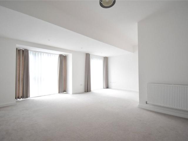 Well presented 4 bedroom House to rent at this prestigious development located just to the south of the City. GCH. Secure Gated Parking. Unfurnished