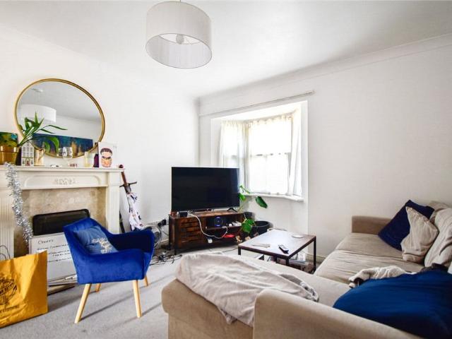 Well presented 4 bedroom townhouse situated within this attractive development and within walking distance of the Railway Station and City centre. Secure underground parking space. GCH. Local amenities Close By. Unfurnished
