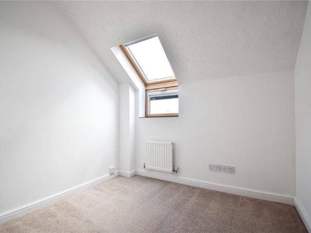 Well presented 4 bedroom townhouse to rent in the popular village of Milton with easy acces to the A10, Cambridge Science park and within walking distance local amenities. GCH. Driveway & Cycle Store. Local amenities close by. Unfurnished