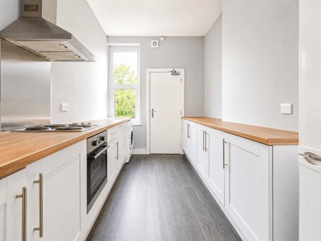 Well presented 5 bed house available August 2026