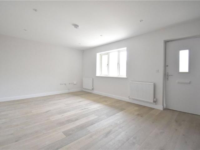 Well presented 1 bedroom apartment situated in the popular village of Oakington offering a short commute to Cambridge City centre, the Science and Business parks. Allocated Parking. GCH. Unfurnished