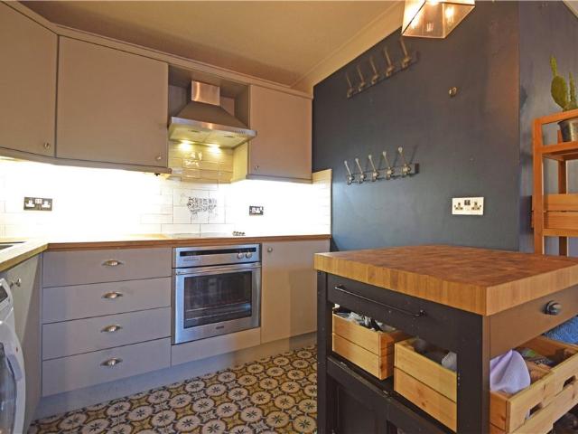 Well presented 1 bedroom first floor apartment to rent within walking distance of the City centre and local amenities. Electric Heating. Furnished. Allocated Parking