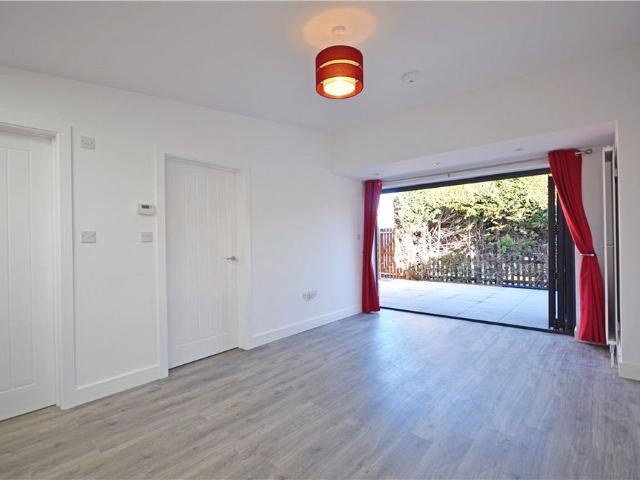 Well presented 1 bedroom house to rent just to the east of the City centre. GCH. Terrace area. Local amenities close by. Unfurnished