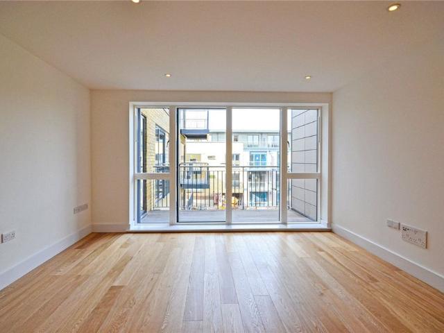 Well presented 1 bedroom second floor apartment at this prestigious development in Cambridge with unrivalled facilities. Under floor heating throughout. Usage of leisure facilities including Gym. On site Concierge service available. No Parking provided. Unfurnished