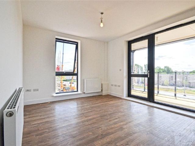 Well presented 1 bedroom second floor apartment situated just to the south of the City Centre with excellent access to Addenbrookes Hospital. GCH. Allocated parking. Unfurnished