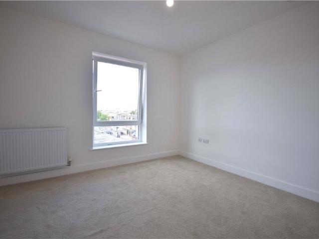 Well presented 1 bedroom third floor apartment to rent at Beacon Rise located within walking distance of the Beehive & City Centre. GCH. Video phone entry system. Secure underground parking. Local amenities close by. Unfurnished
