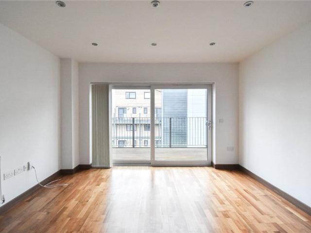 Well presented 2 bedroom, 2 bathroom duplex apartment located at this exclusive development only a short walk to the Railway Station and Cambridge Leisure Centre. GCH. Secure allocated parking. Phone entry system. Communal gardens. Unfurnished