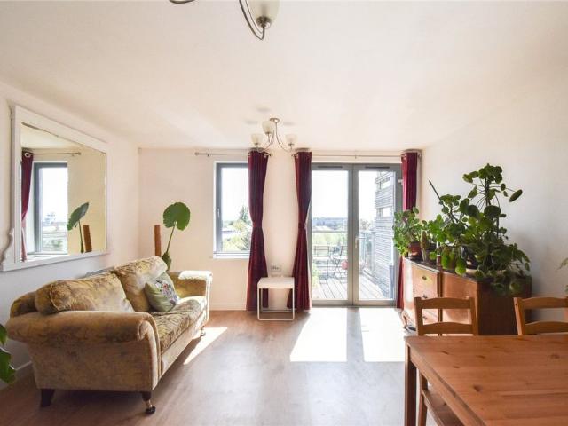 Well presented 2 bedroom, 4th floor apartment at this prestigious development in Cambridge within walking distance of the Railway Station & City centre. Electric heating. Allocated parking and bicycle store. Unfurnished