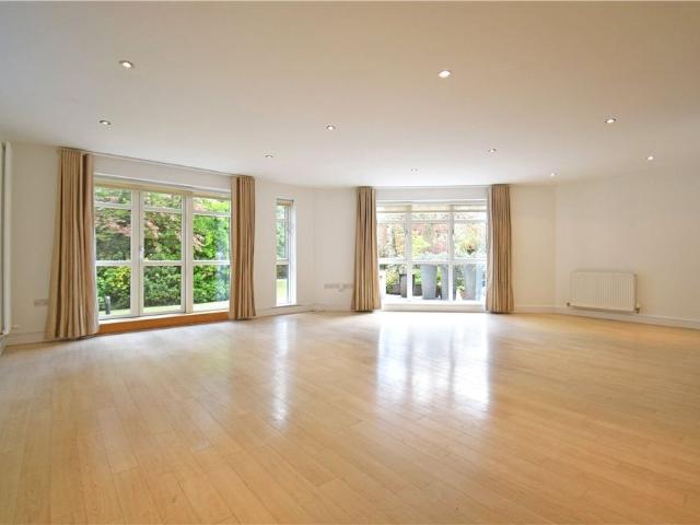 Well presented 2 bedroom apartment within this exclusive gated development on the favoured south side of the City within walking distance of the City centre & Addenbrookes Hospital. GCH. Secure parking. Phone entry system. Unfurnished