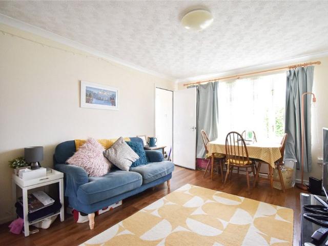 Well presented 2 bedroom Bungalow situated just to the north of the City with excellent access to A14, M11 & Science Parks. Plenty of local amenities close by and less than 3 miles from the City centre