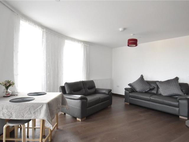 Well presented 2 bedroom fifth floor apartment situated within this prestigious development offering immediate access to the railway station and close proximity to the City centre. Secure underground parking. Video phone entry system. Furnished