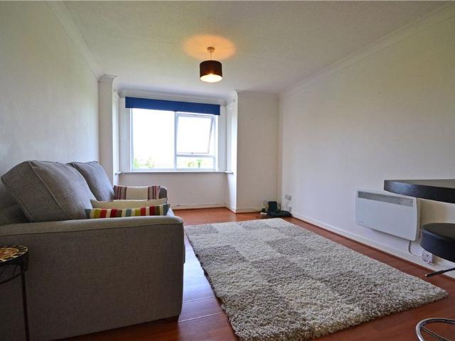 Well presented 2 bedroom maisonette situated to the east of the City with easy access to A14, M11, Science Park and City centre. Driveway parking. Unfurnished