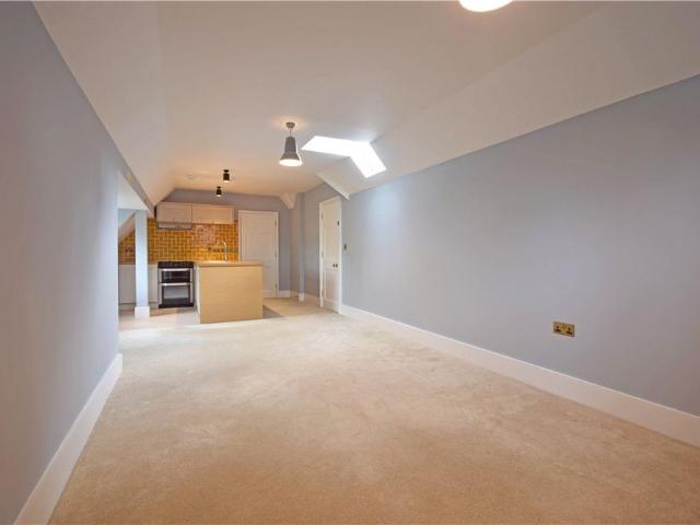Well presented 2 bedroom second floor apartment to rent within the grounds of Westminster College offering excellent access to the Science Parks and within walking distance of the City centre. GCH. Allocated Parking for 1 Car. Unfurnished