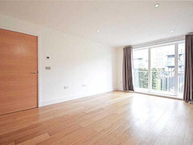 Well presented 2 bedroom second floor apartment at this prestigious development in Cambridge with unrivalled facilities. Underground Car Parking. Secure bike store. Phone entry system. Usage of leisure facilities including Gym. Unfurnished