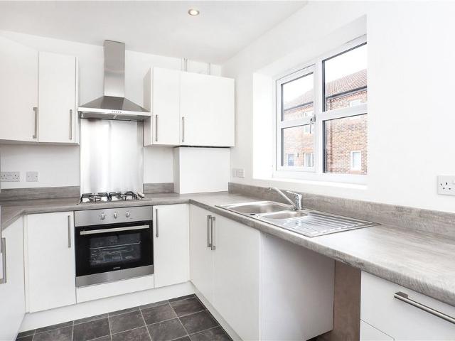 Well presented 3 bedroom end of terrace townhouse within walking distances from Selby Town Centre and a range of local amenities, Bus Station & Railway Station