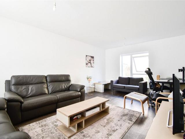 Well presented, 3 bedroom house situated just to the east of the City centre. Allocated parking with EV charging. Rear Enclosed Garden. GCH. Furnished