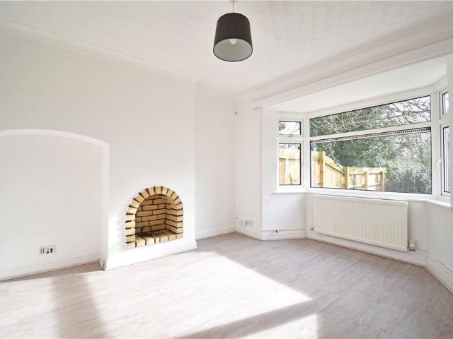 Well presented 3 bedroom mid terrace house to rent just to the north of Cambridge within walking distance of the City centre and local amenities. Enclosed garden. Ample driveway parking. GCH. Unfurnished
