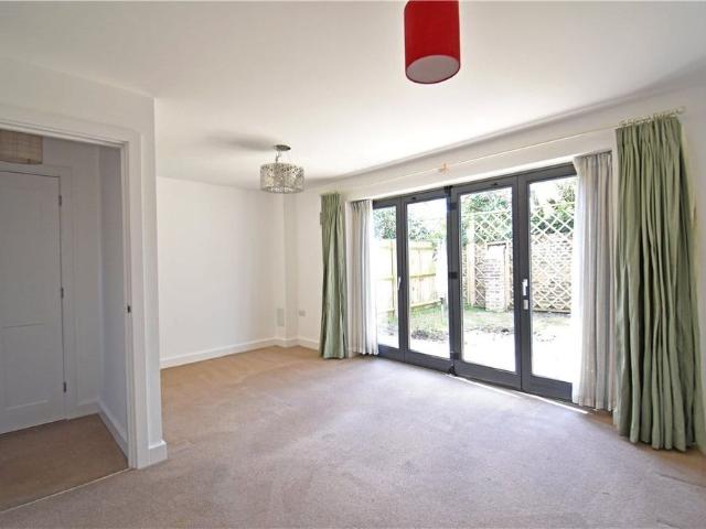 Well presented 3 bedroom semi detached property situated in this highly sought after area with excellent access to Science Parks and within walking distance of the City centre. Rear enclosed garden. GCH. Allocated parking. Local amenities close by. Unfurnished
