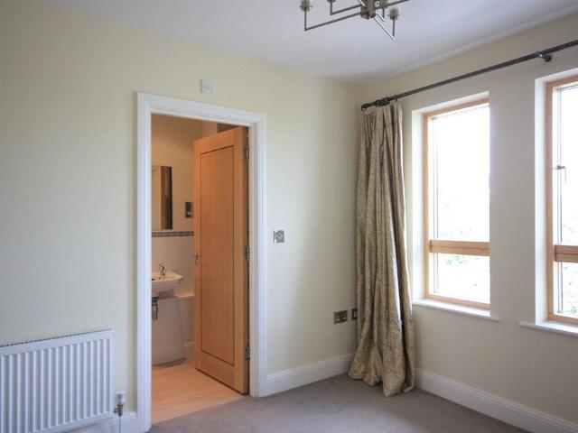 Well presented 3 bedroom penthouse apartment situated in this prestigious and highly acclaimed Tamara House development situated to the south side of the City, within walking distance of Addenbrookes Hospital and about 1.5 miles from the railway station. Unfurnished