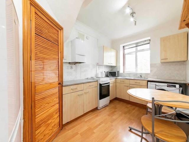 Well presented three bedroom furnished property located in the desirable Heathfield Park, NW2