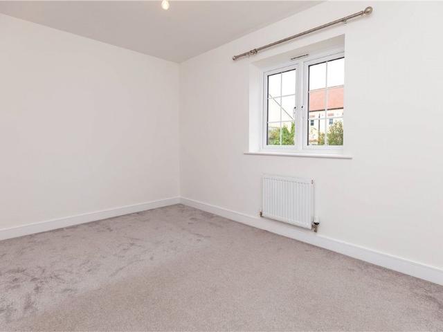 Well presented three bedroom home located on the popular Kingsmere development close to amenities in the Bicester shopping park