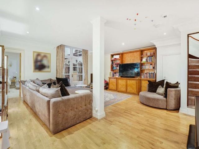 Well presented two bedroom apartment with private courtyard in the heart of Mayfair