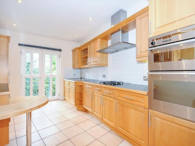 Well presented two bedroom apartment to rent in Virginia Water