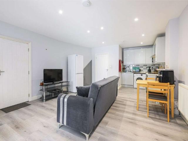 Well presented two bedroom ground floor flat in Wimbledon