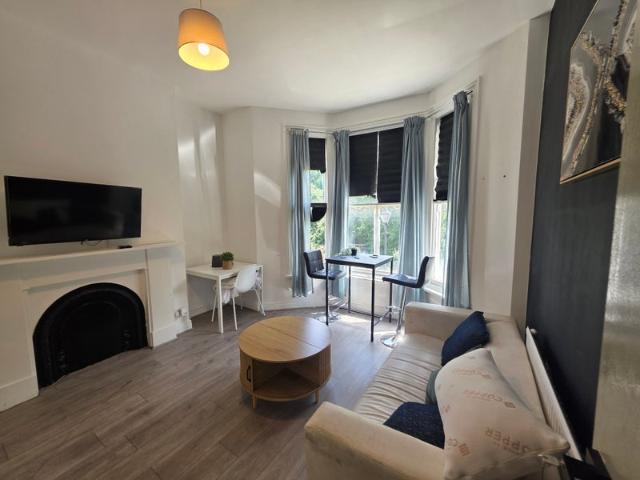 Well presented one bed upper floor apartment