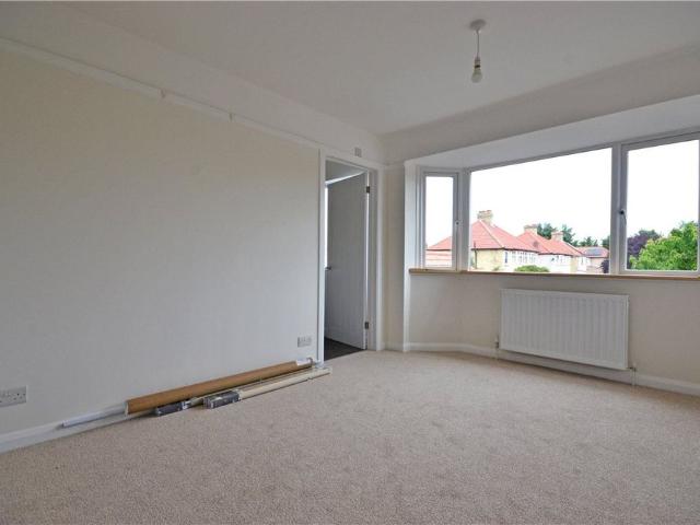 Well presented semi detached 3 bedroom house to rent in Cambridge offering excellent access to City centre, Science Park, A14 & M11. GCH. Garage & Driveway parking. Local amenities close by. Walking distance to Science Park. Unfurnished