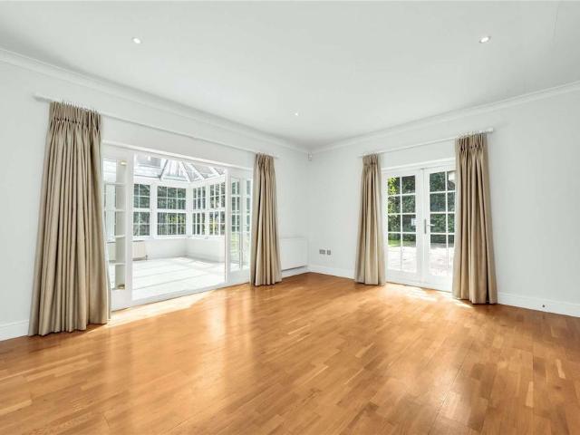 Well presented six bedroom home set behind secure electric gates on the foothills of St George's Hill estate
