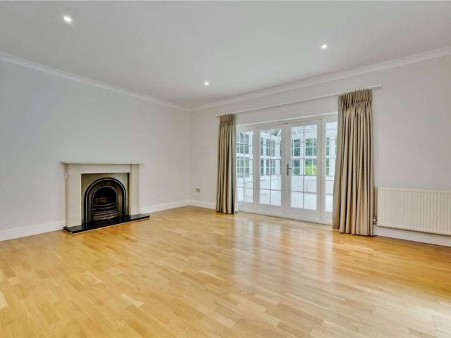 Well presented six bedroom home set behind secure electric gates on the foothills of St George's Hill estate