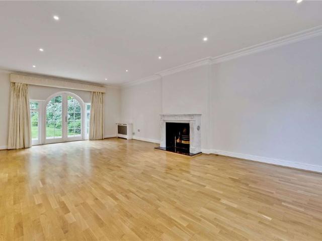 Well presented six bedroom home set behind secure electric gates on the foothills of St George's Hill estate
